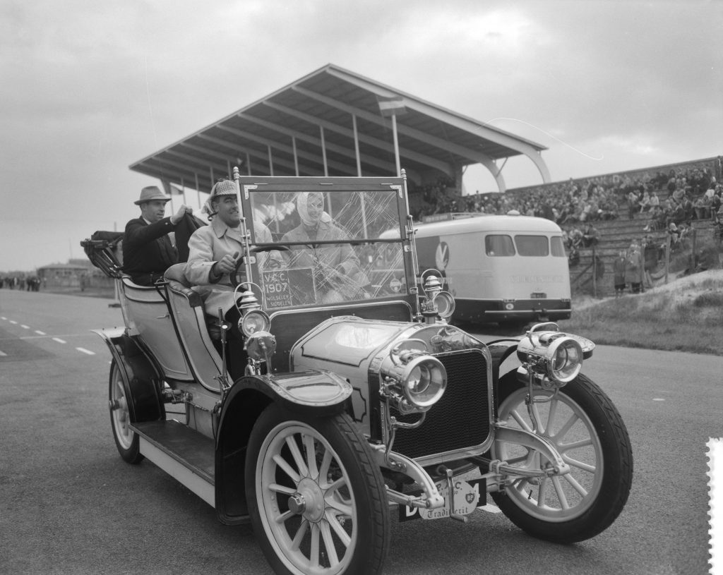 De eerste Nederlandse automobielbezitter - GT Rovers vertelt over nostalgie